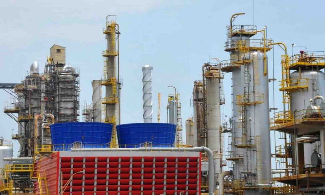 Pdvsa pretende aumentar producción de gasolina en Amuay
