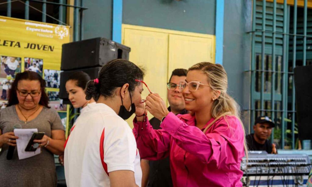 Alcaldía Maracaibo y “Ver para Aprender” ayuda a 300 marabinos